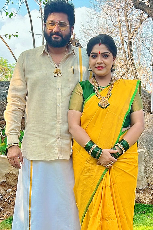 సీరియల్ బ్యూటీ స్రవంతి.. భర్తతో సరదాగా ఇలా (ఫొటోలు) | Serial Actor Sai Kiran Wife Sravanthi ...